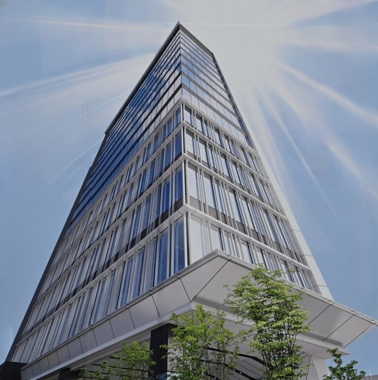 UMEDA EAST CROSS（地上14階建・延床面積約1万㎡）2025年9月竣工 大阪メトロ「東梅田駅」から徒歩5分